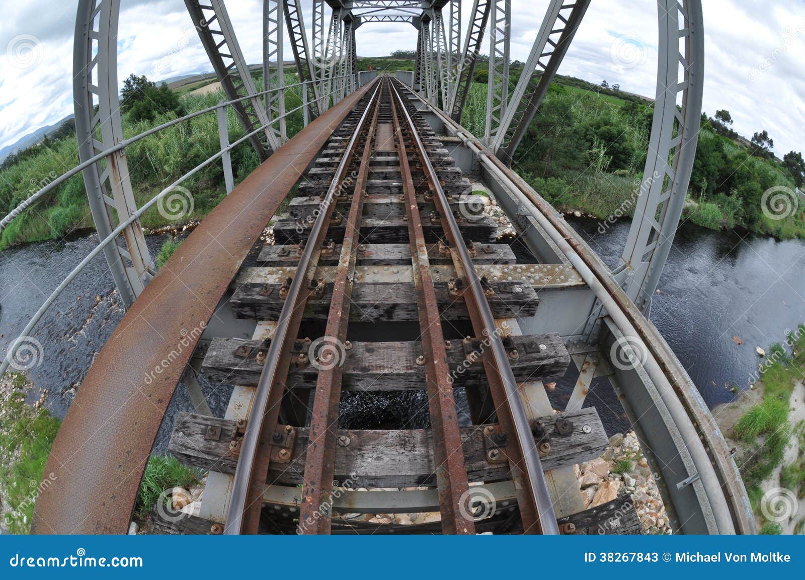 Pont en rail image stock. Image du arbres, rouge, bleu - 38267843