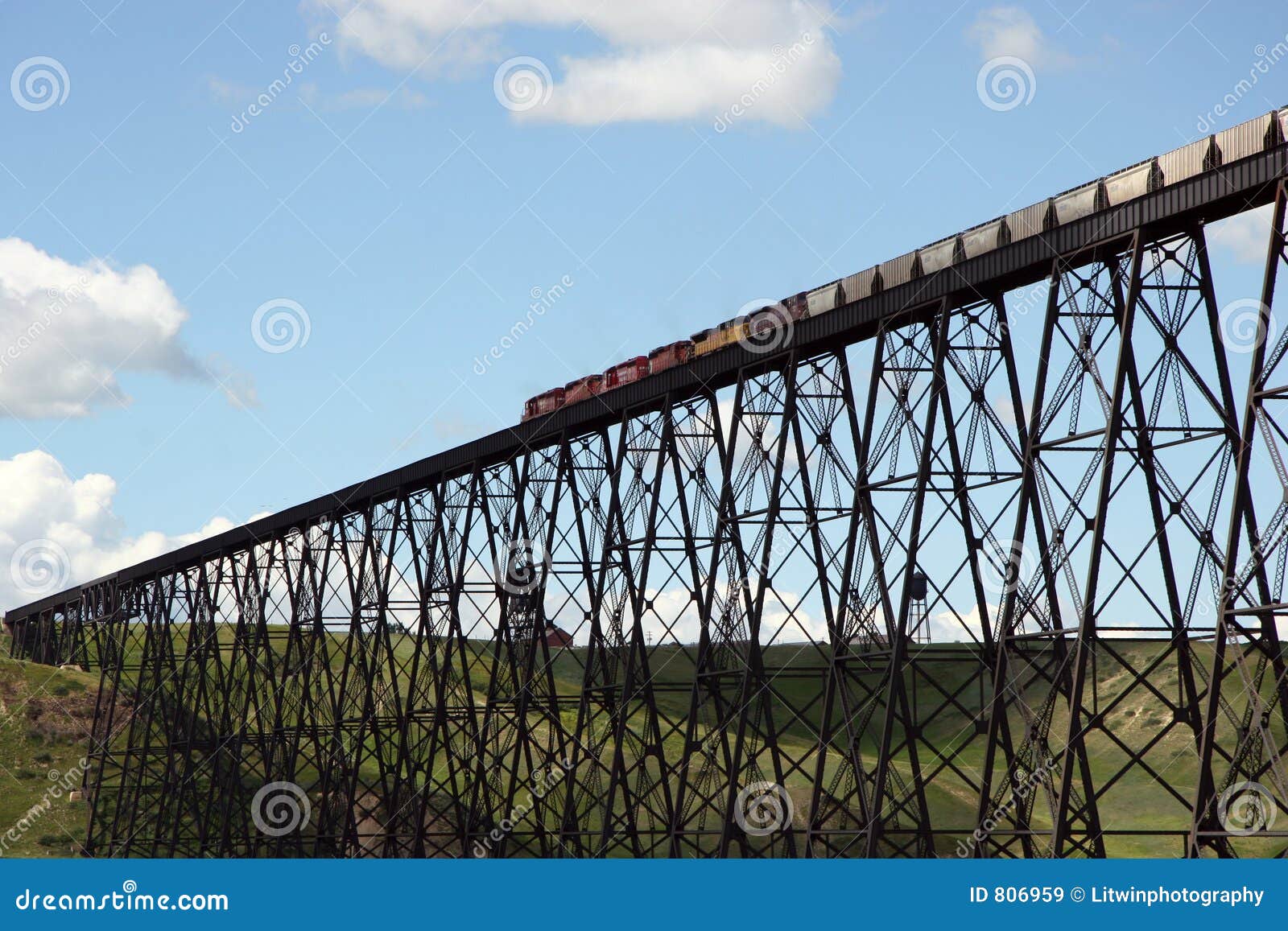 Pont en train image stock. Image du bleu, former, gonflé - 806959