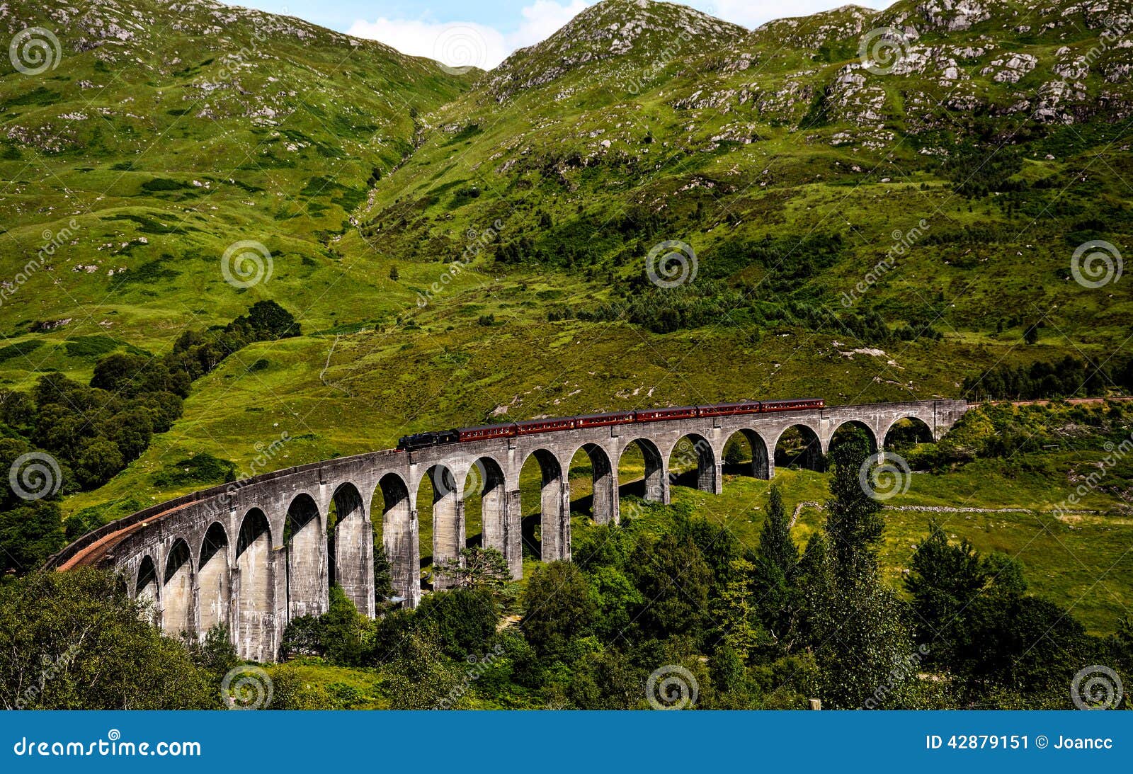 Pont En Train Dans Glenfinnan Image stock - Image du ecosse, course ...