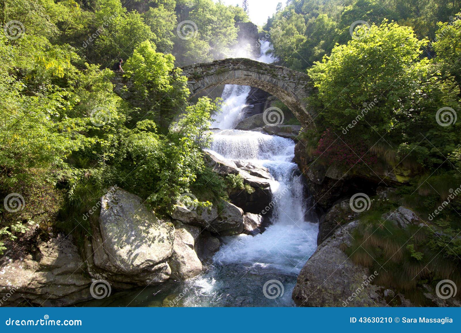 Pont et cascade en pierre photo stock. Image du rustique - 43630210