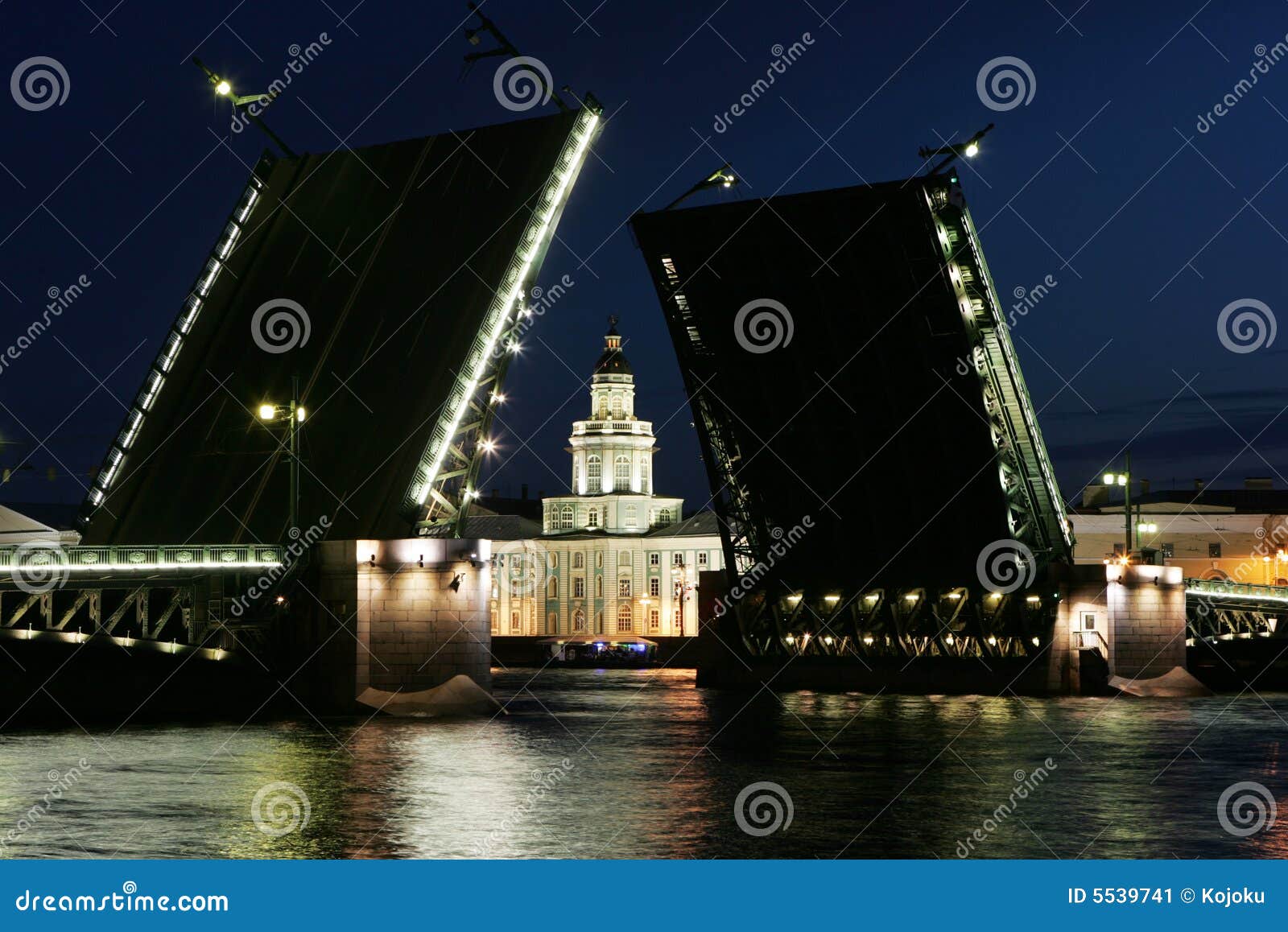 Pont-levis image stock. Image du repère, lumière, passerelle - 5539741
