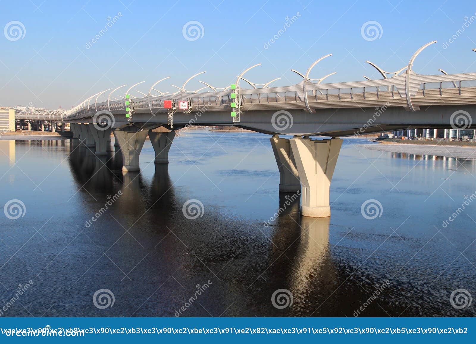 Pont moderne cinq photo stock. Image du structure, dépasser - 198738724