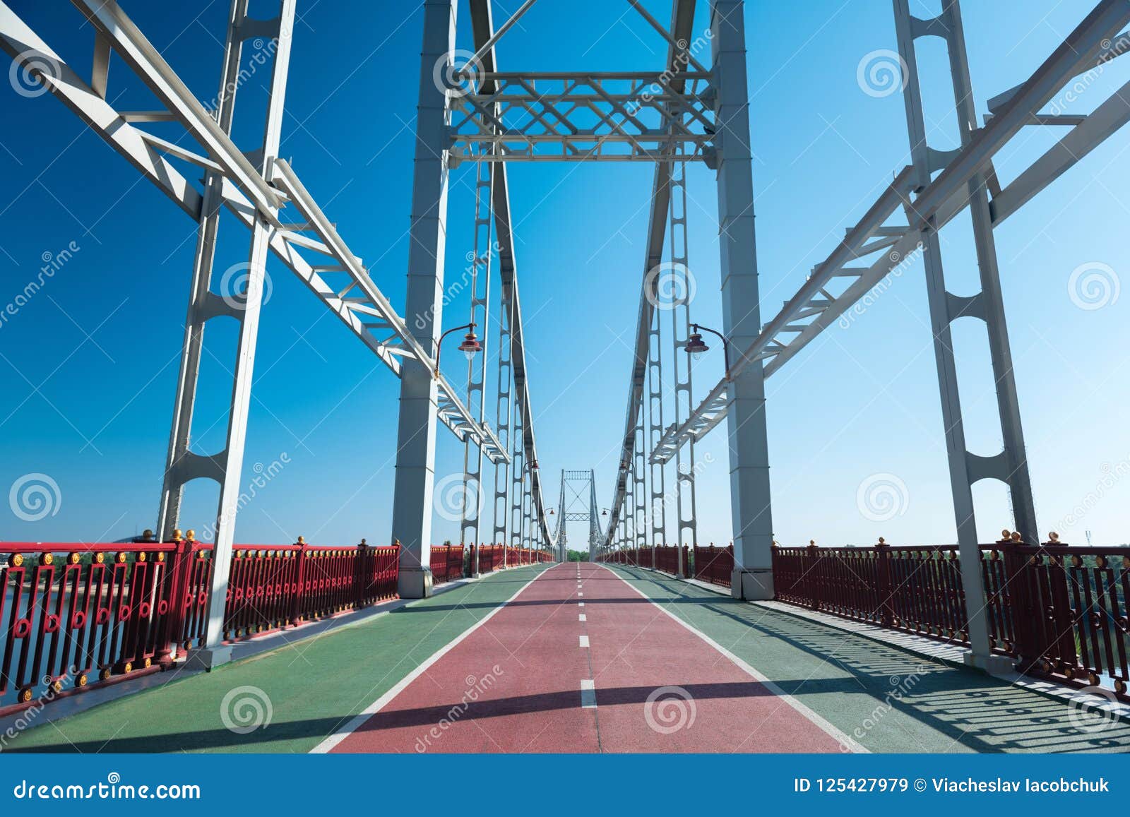 Pont Moderne Classique Joignant Deux Berges Image stock - Image du ...