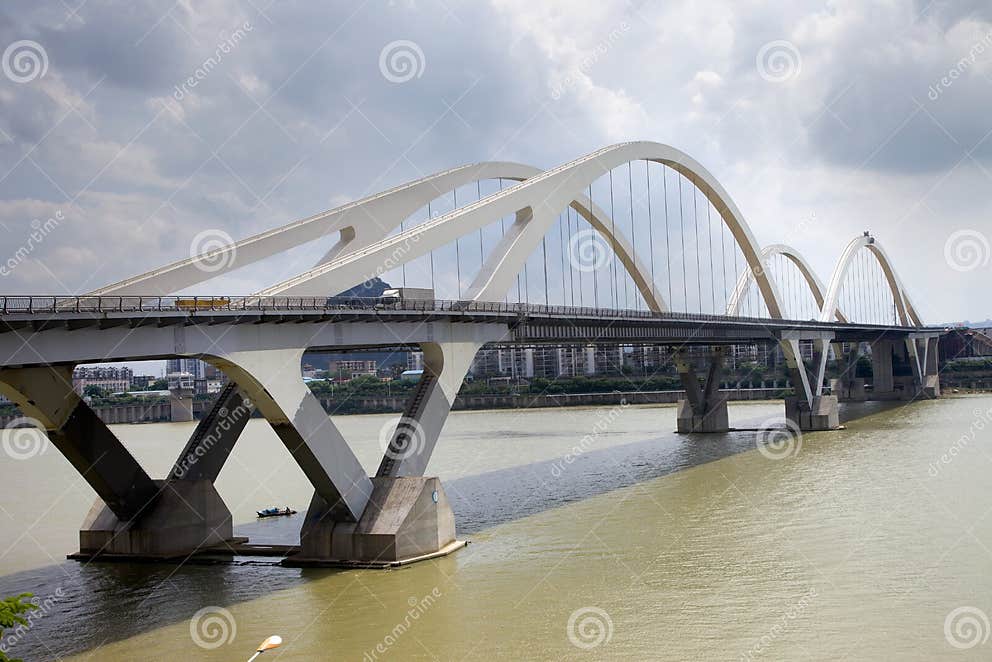 Pont moderne de voûte photo stock. Image du concret, architecture ...