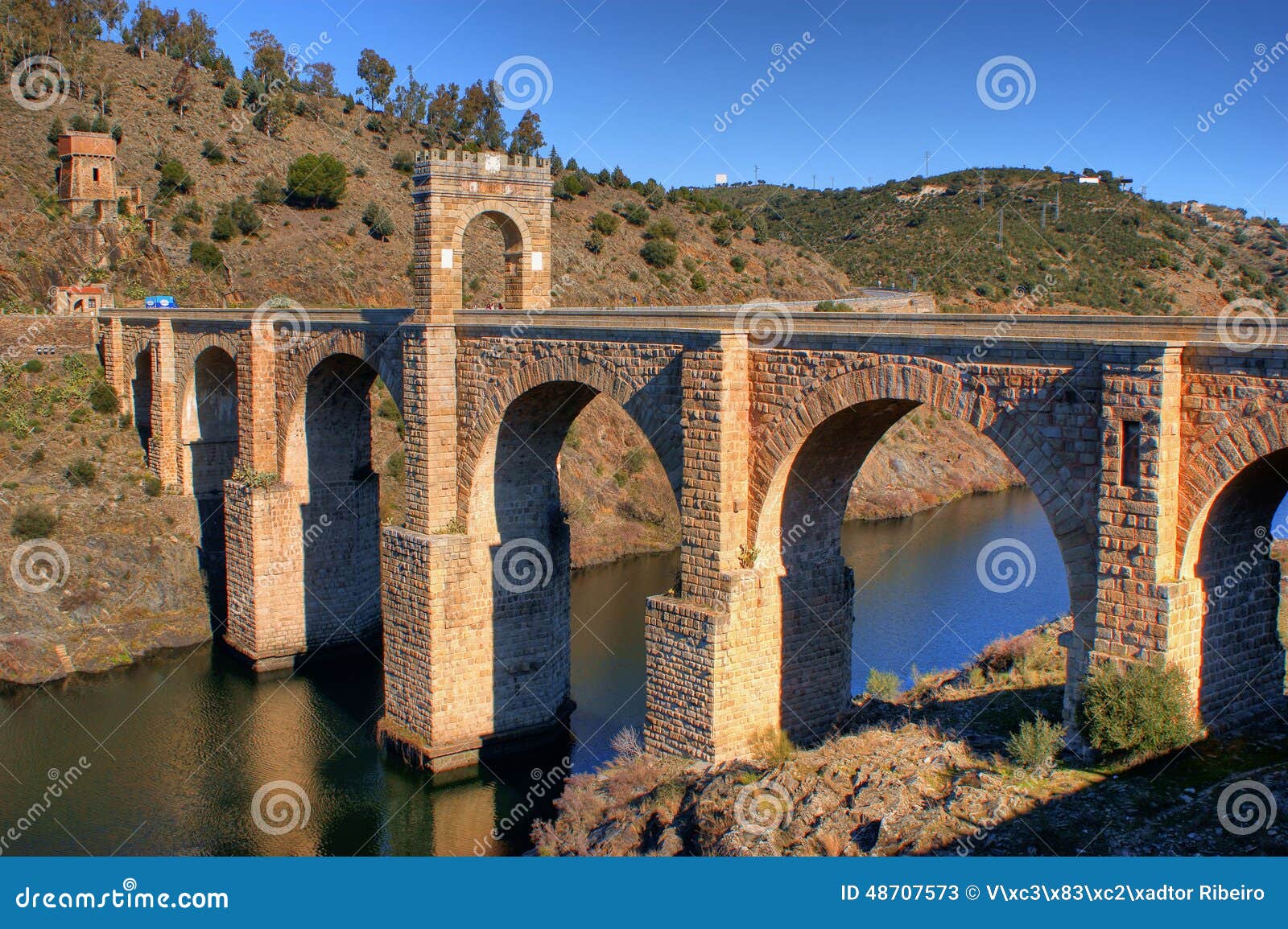 Pont romain d'Alcantara image stock. Image du fleuve - 48707573