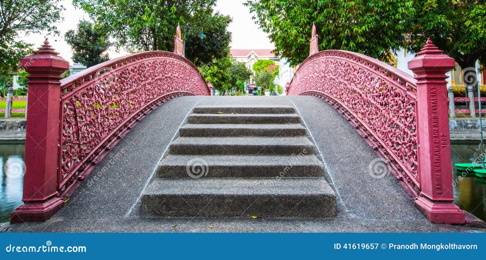 Pont rose dans le jardin image stock. Image du rose, asie - 41619657