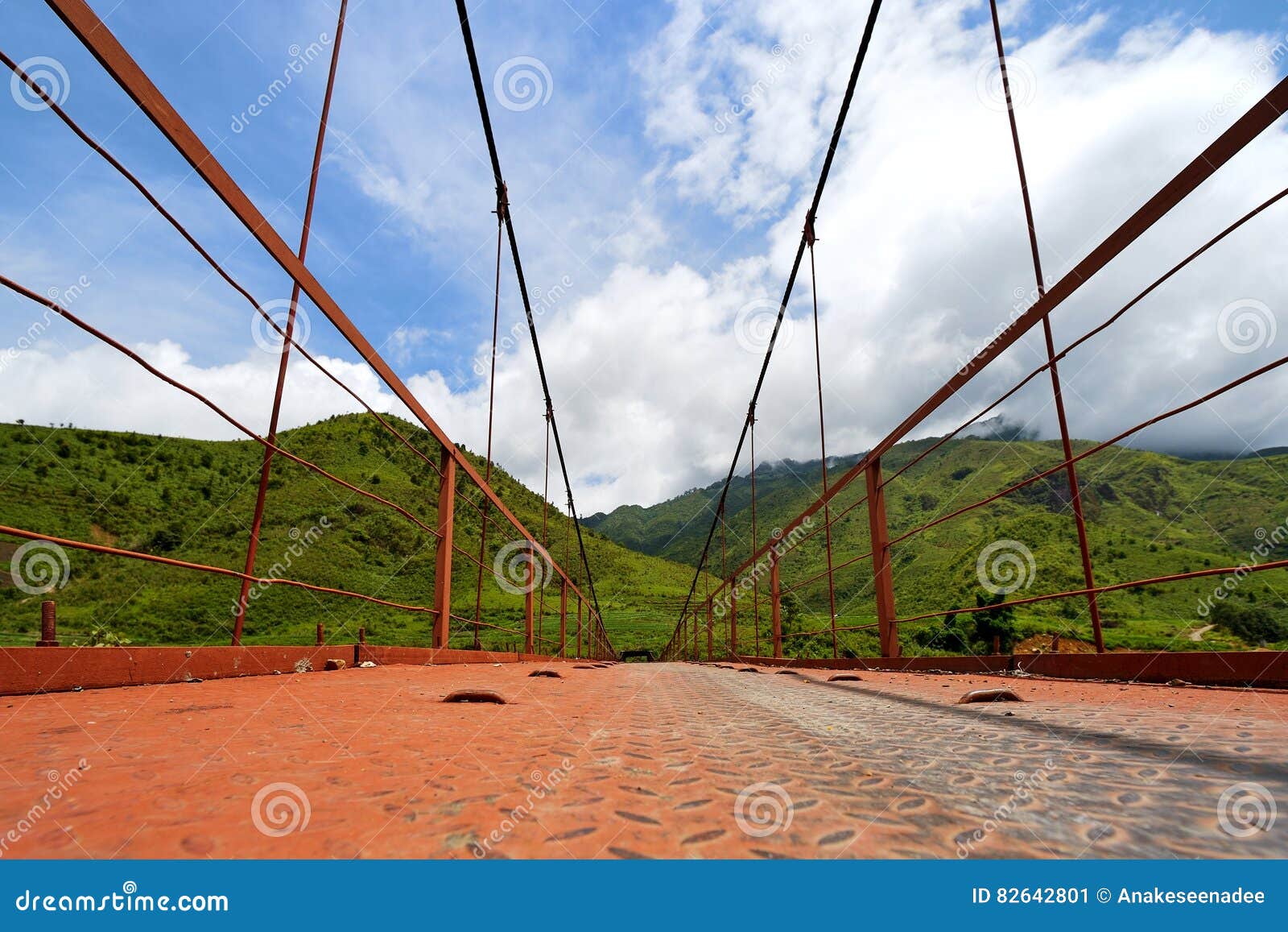 Pont rouge image stock. Image du transport, conception - 82642801