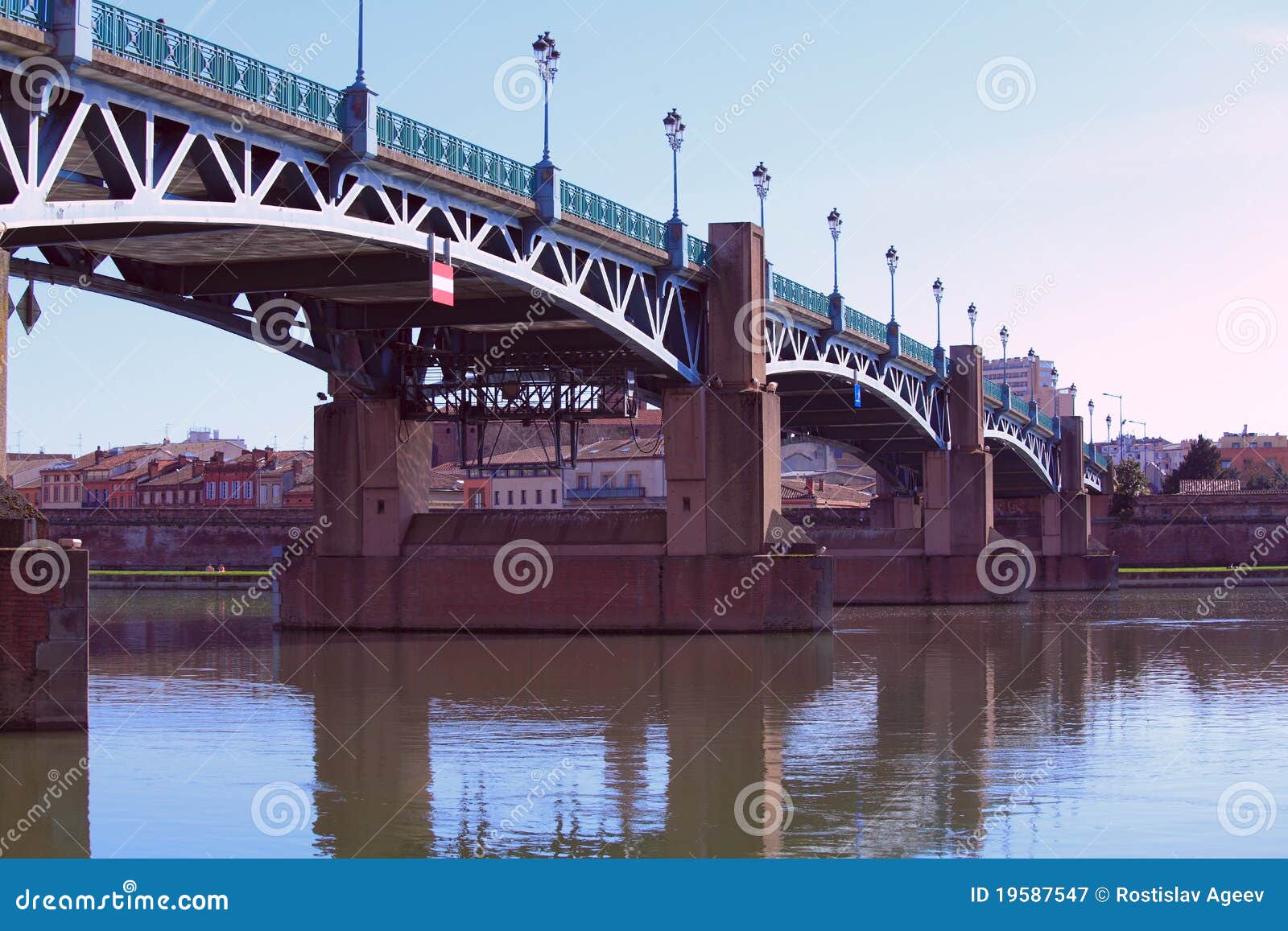 Pont Saint-Pierre image stock. Image du côté, ensoleillé - 19587547