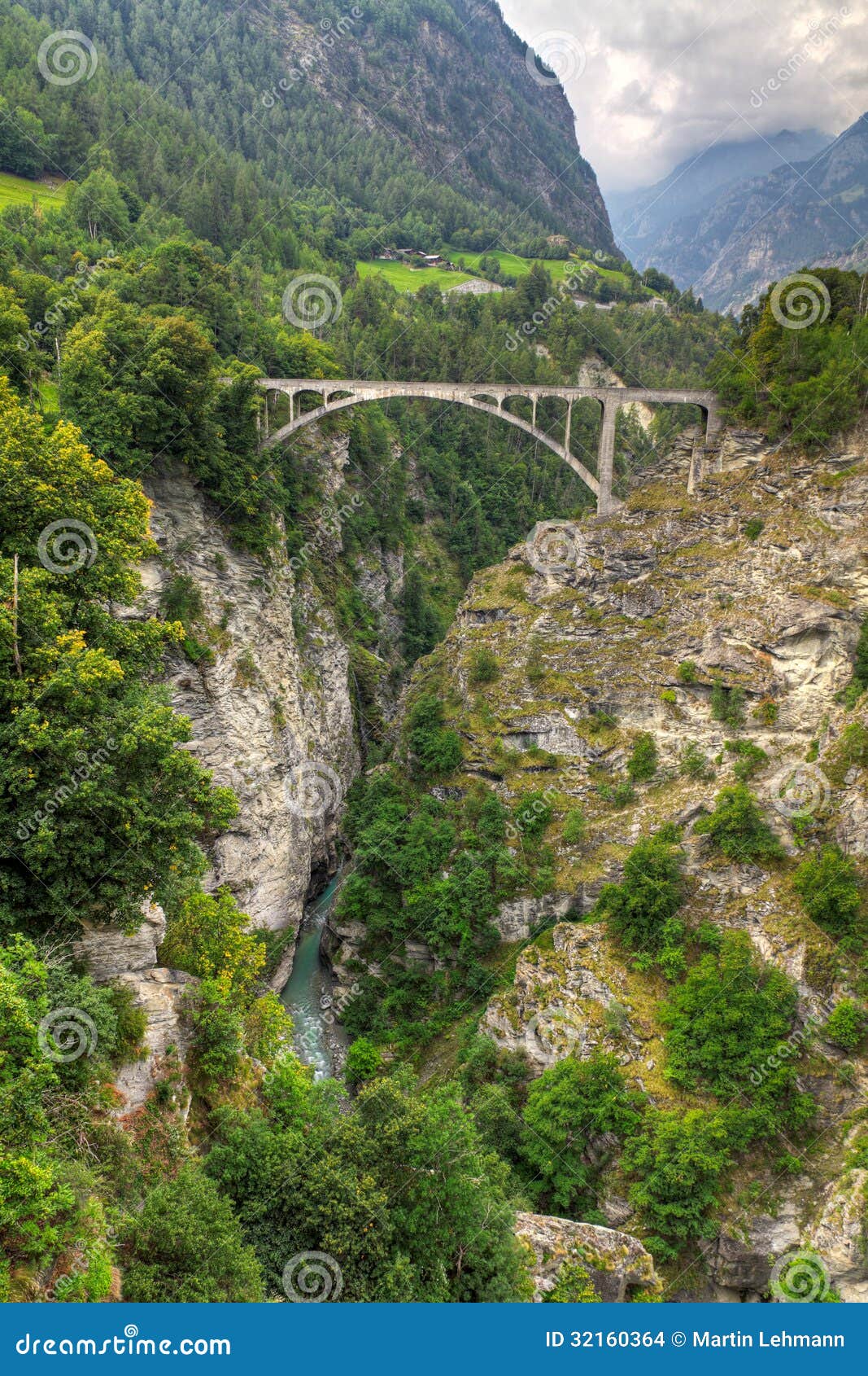 Pont Suisse en train photo stock. Image du gorge, alpestre - 32160364