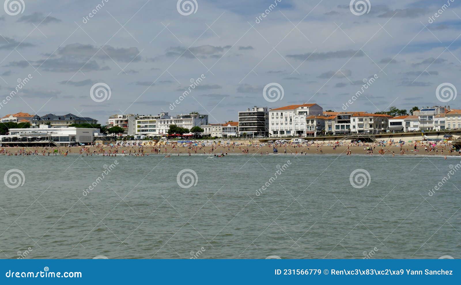 The Pontaillac Beach in Royan Stock Image - Image of belle, fishing ...