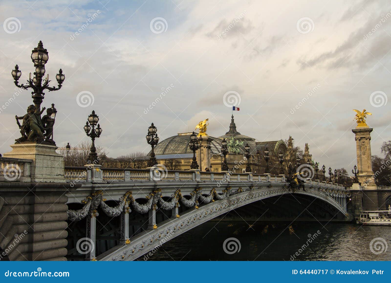 A Ponte Alexandre III, Paris Imagem de Stock - Imagem de turistas ...