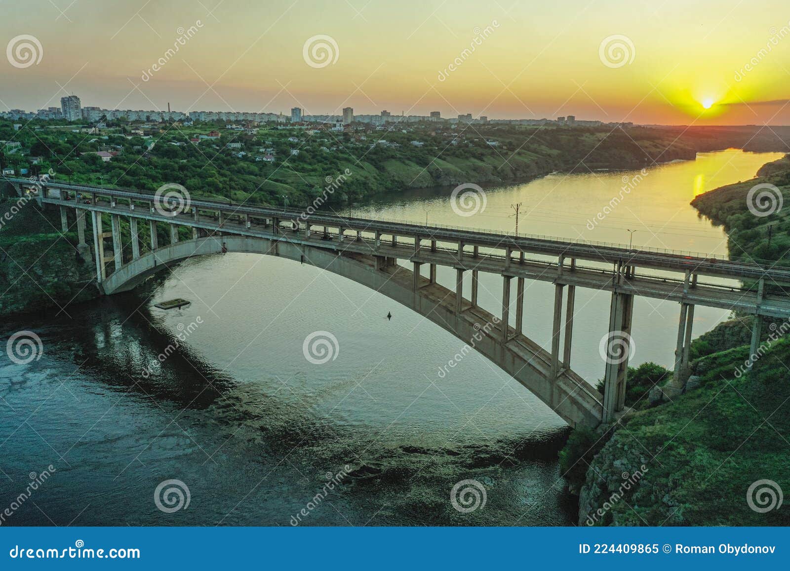 Ponte Antiga Sobre O Rio Mais Profundo. Imagem de Stock - Imagem de ... Ponte Antiga Sobre O Rio Mais Profundo. Imagem de Stock - Imagem de ...
