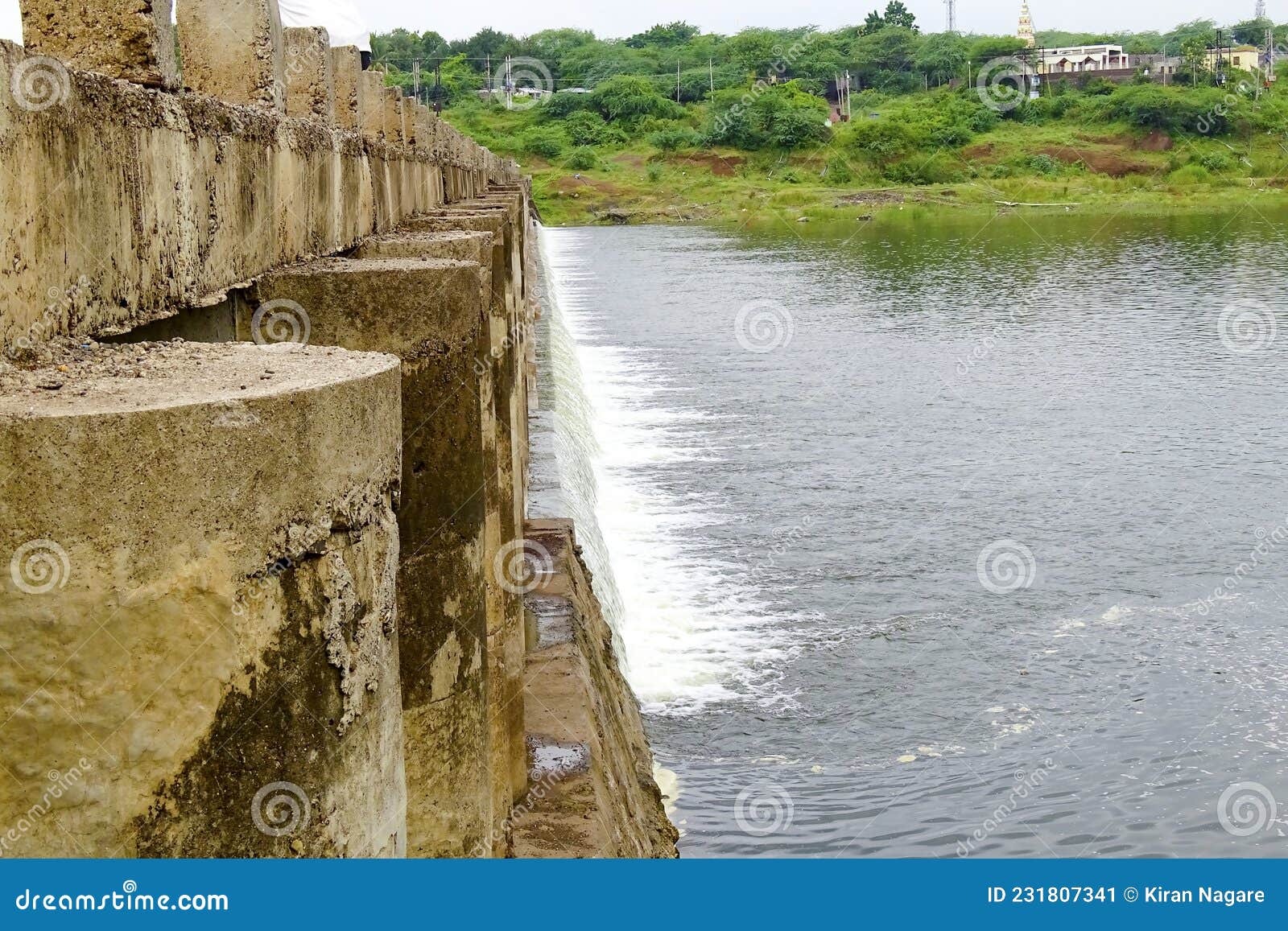 Ponte antiga sobre o rio imagem de stock. Imagem de peru - 231807341 Ponte antiga sobre o rio imagem de stock. Imagem de peru - 231807341