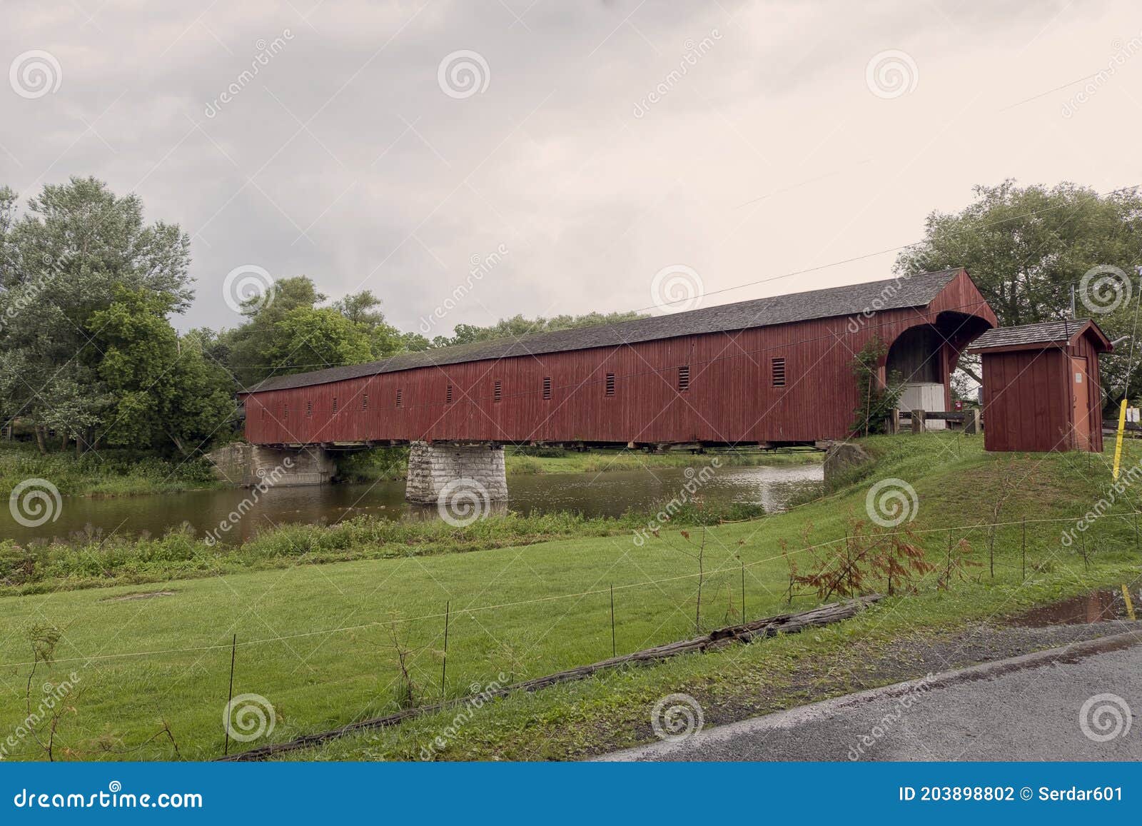Ponte coberta vermelha foto de stock. Imagem de transporte - 203898802