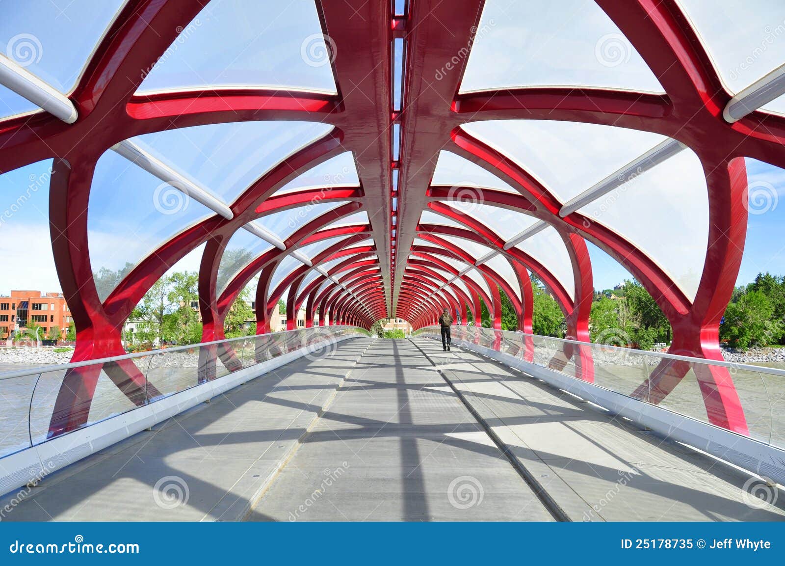 Ponte da paz de Calgary imagem editorial. Imagem de arquitetura - 25178735