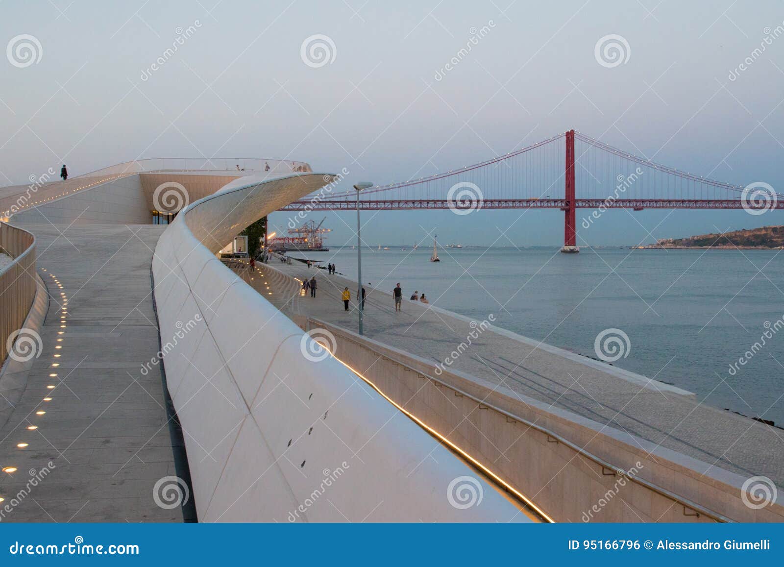 Ponte 25 de Abril editorial photo. Image of metal, portugal - 95166796