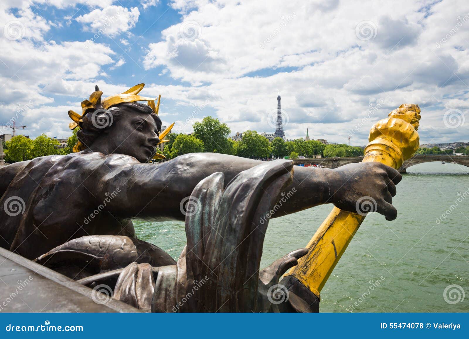 Ponte De Alexander III (pont Alexandre III) Em Paris Foto de Stock ...