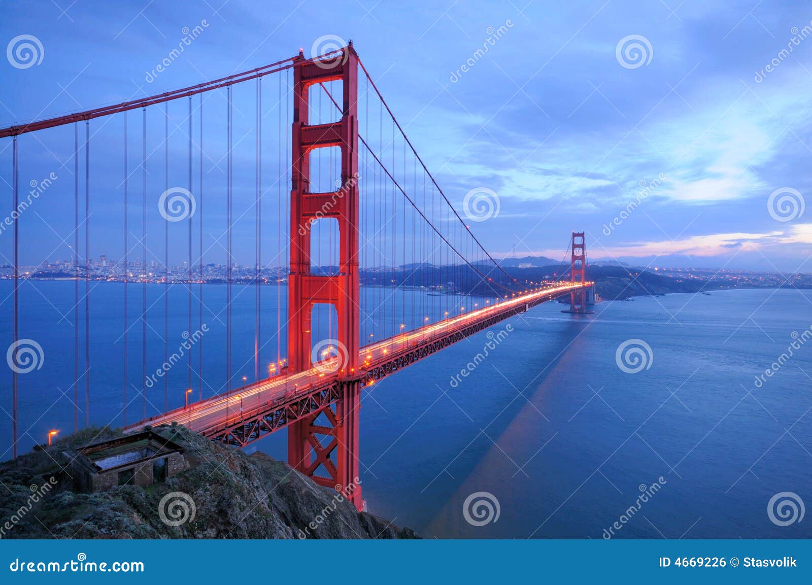 A Ponte De Porta Dourada Incandesce Na Noite Foto de Stock - Imagem de ...