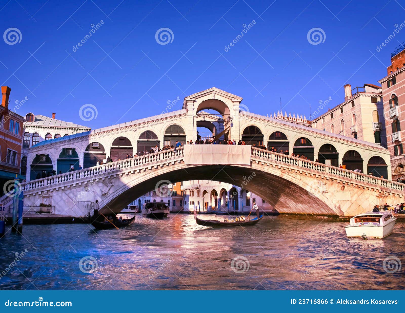 Ponte de Rialto em Veneza foto editorial. Imagem de ponte - 23716866