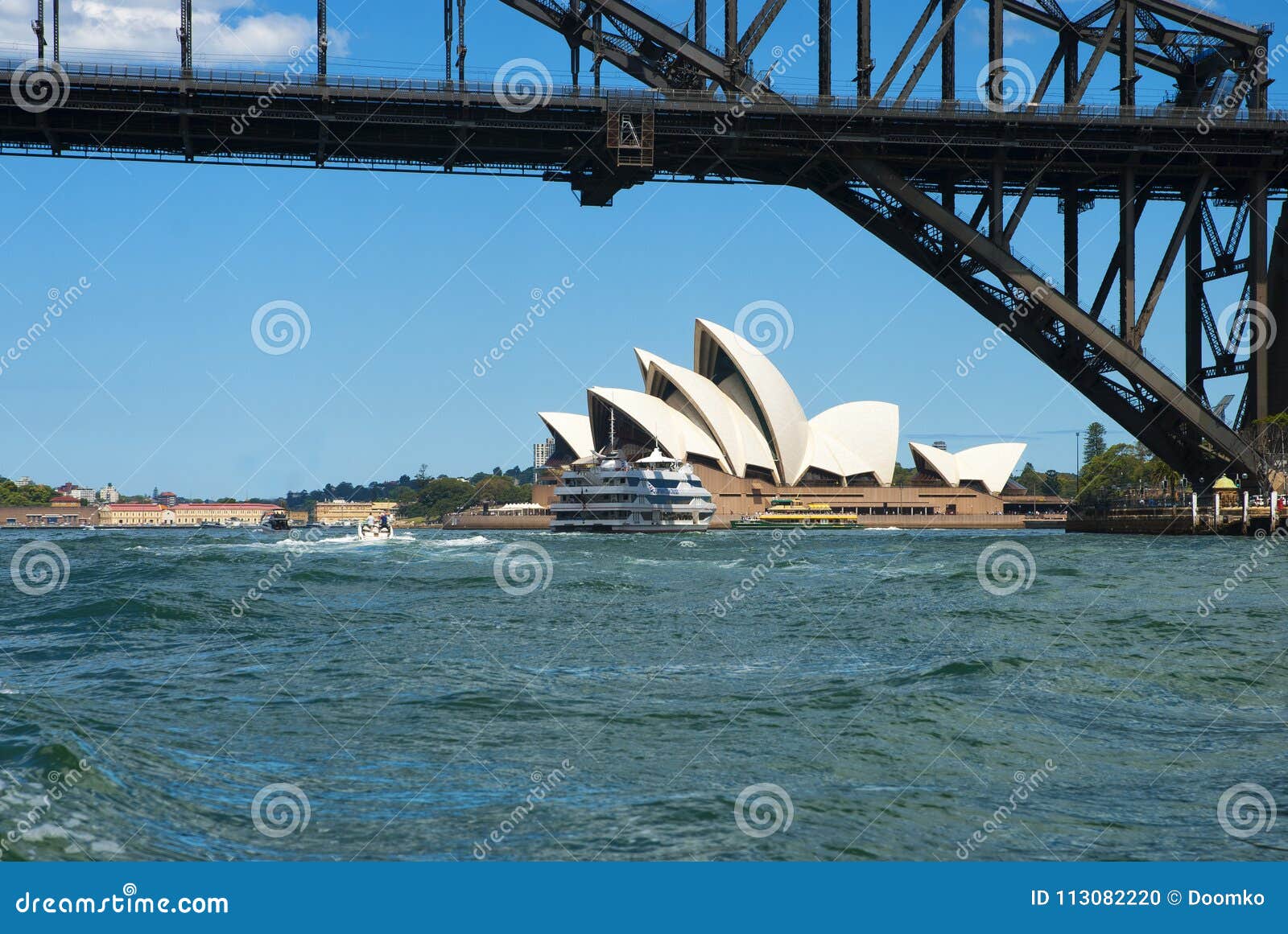 Ponte Del Porto & Del Teatro Dell'opera Immagine Editoriale - Immagine ...