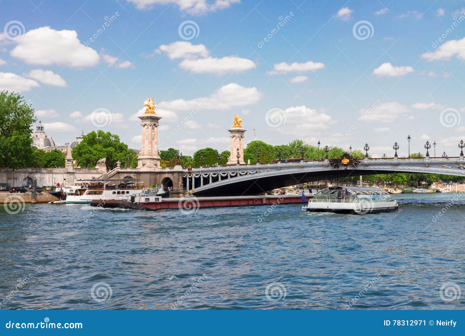Ponte Di Alexandre III A Parigi, Francia Immagine Stock - Immagine di ...
