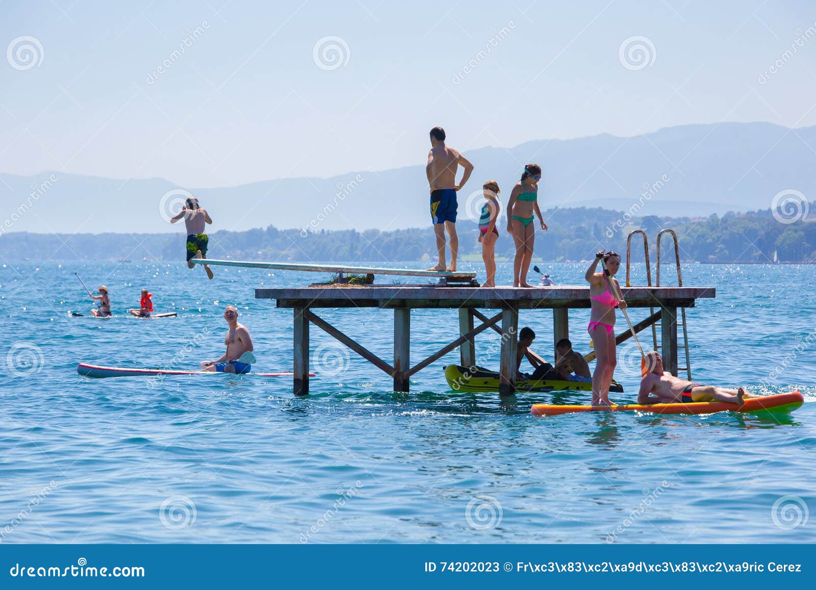 Ponte Di Barche Il Lago Lemano Fotografia Stock Editoriale - Immagine ...