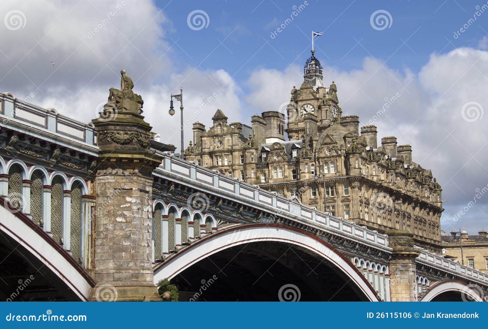 Ponte Norte Em Edimburgo, Scotland Foto de Stock - Imagem de nuvens ...