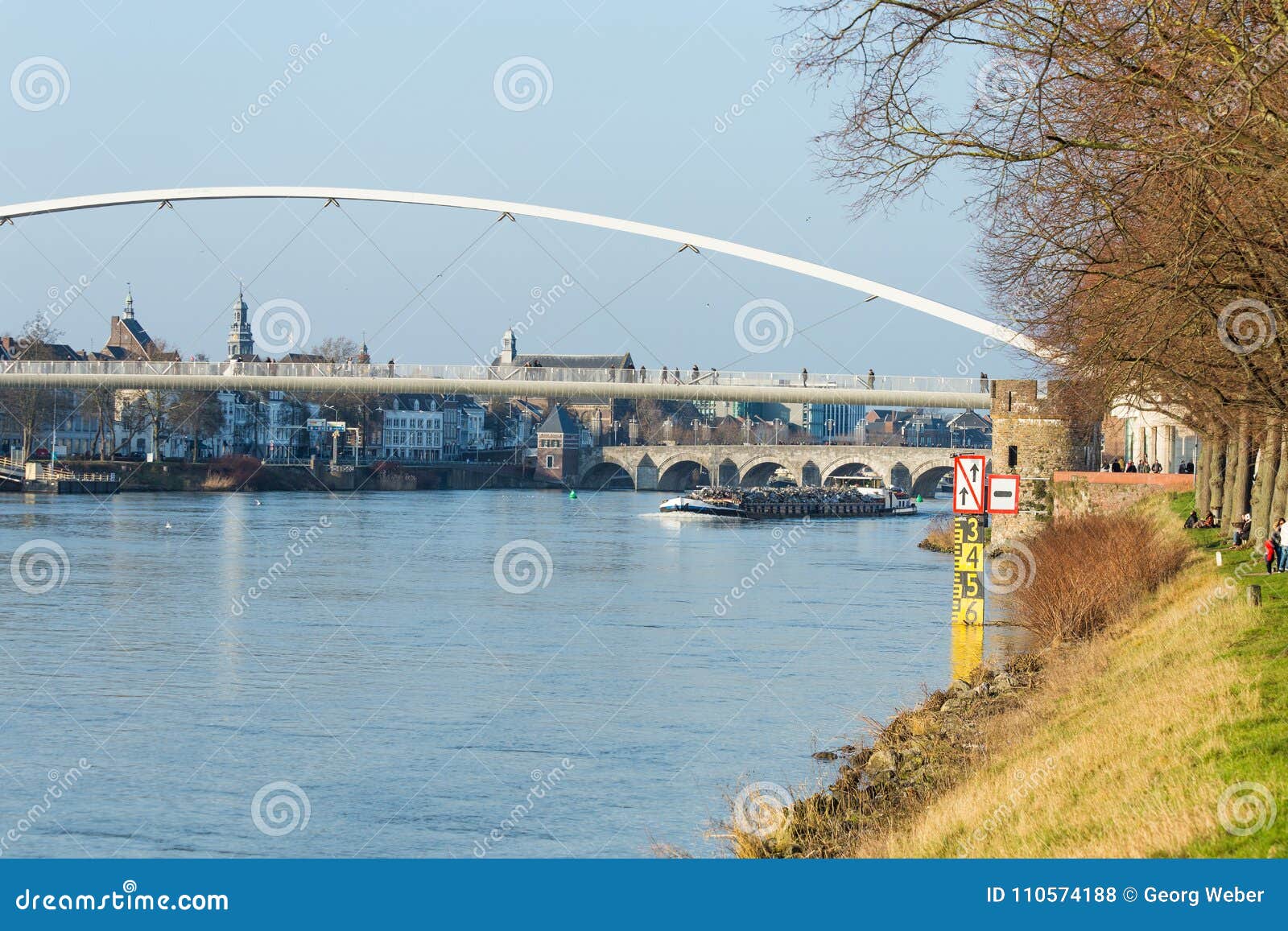 Ponte Pedestre Sobre O Rio Mosa Foto de Stock - Imagem de lago, marco ...