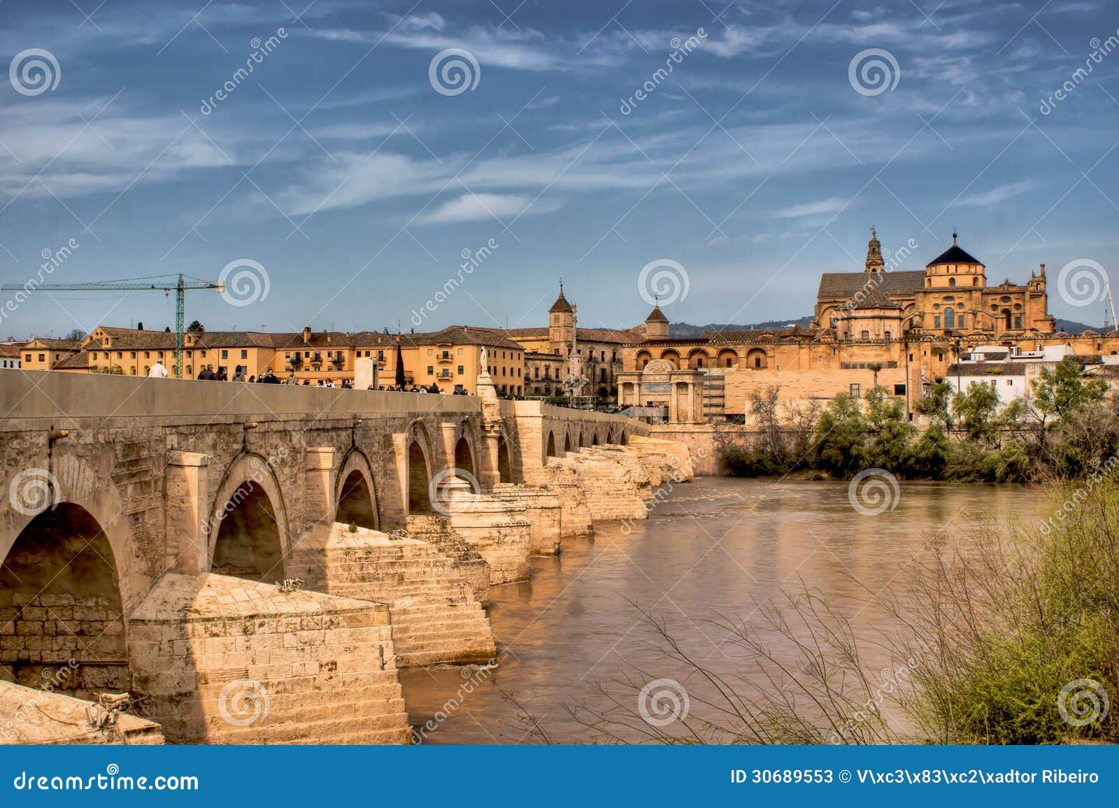 Ponte romana de Córdova imagem de stock. Imagem de cityscape - 30689553
