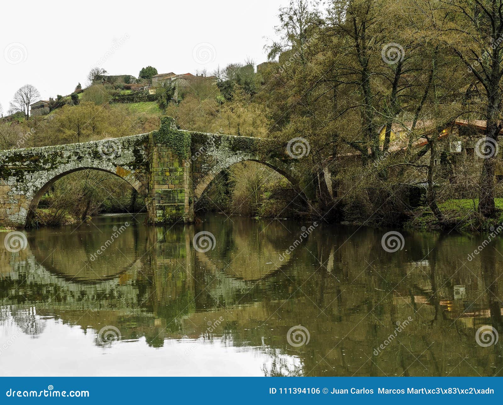 Ponte romana sobre o rio foto de stock. Imagem de furo - 111394106