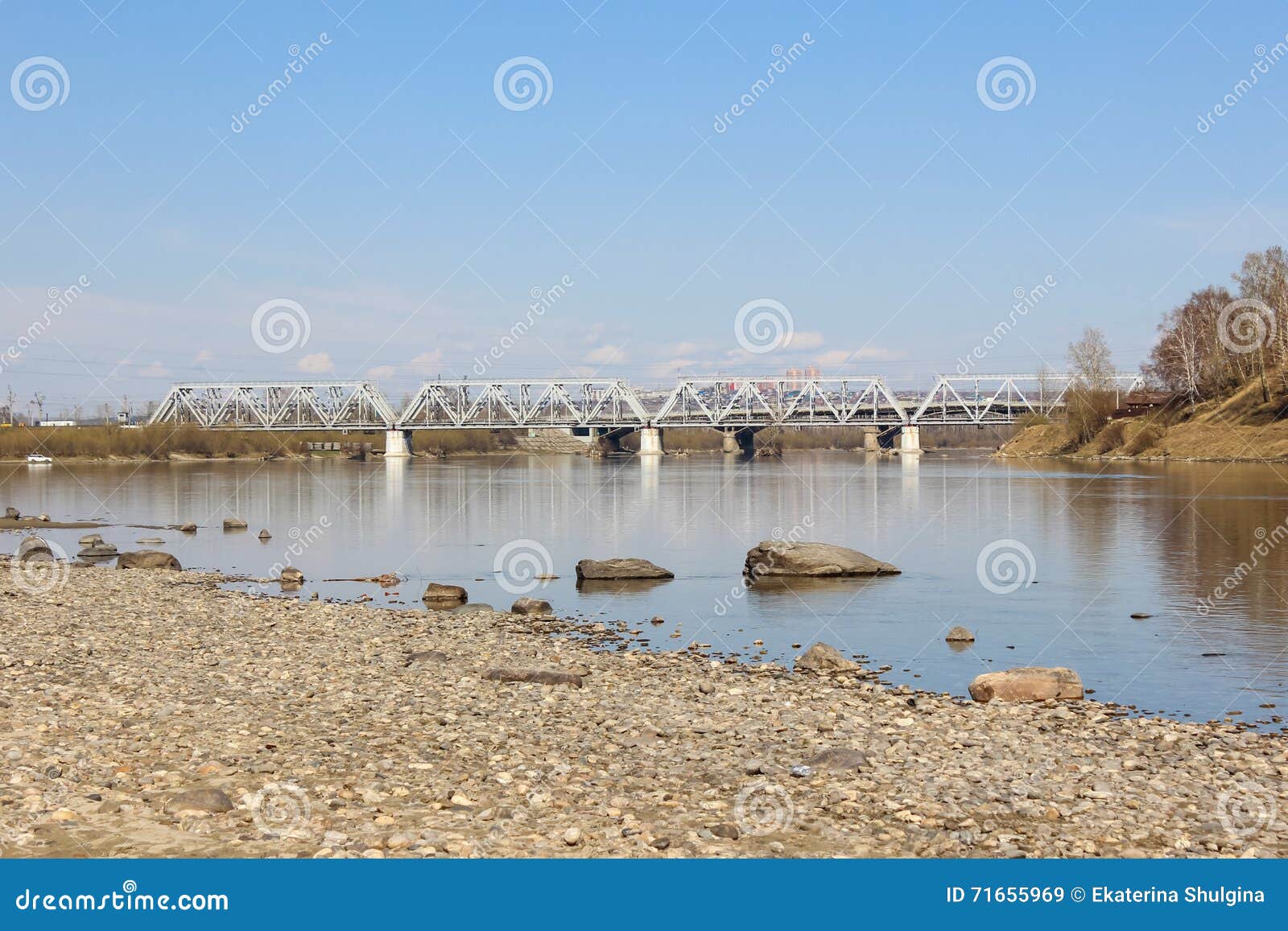 Ponte sobre o rio imagem de stock. Imagem de branco, costa - 71655969