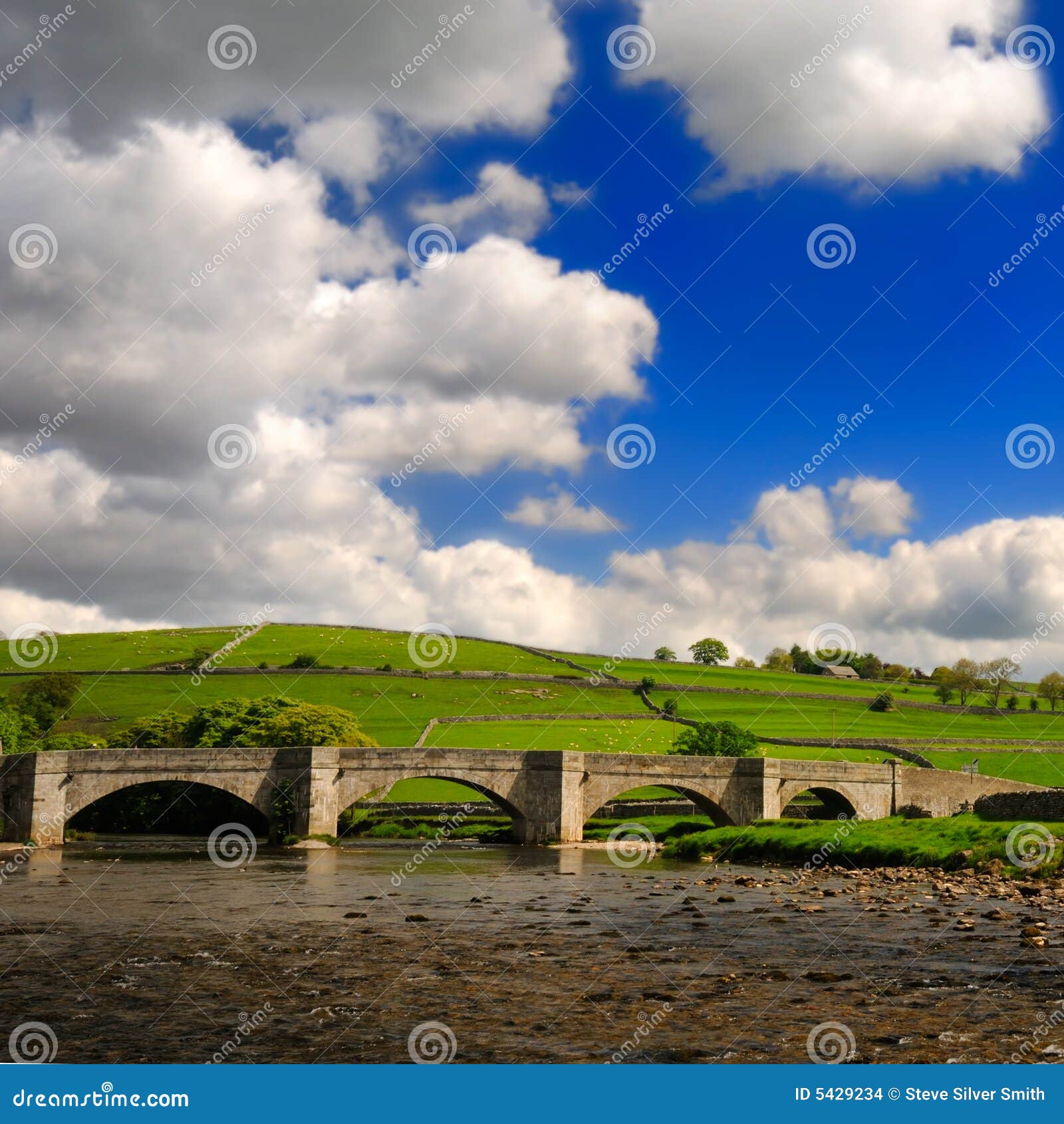Ponte Sobre O Rio Calmo De Wharfe Foto de Stock - Imagem de calmo ...