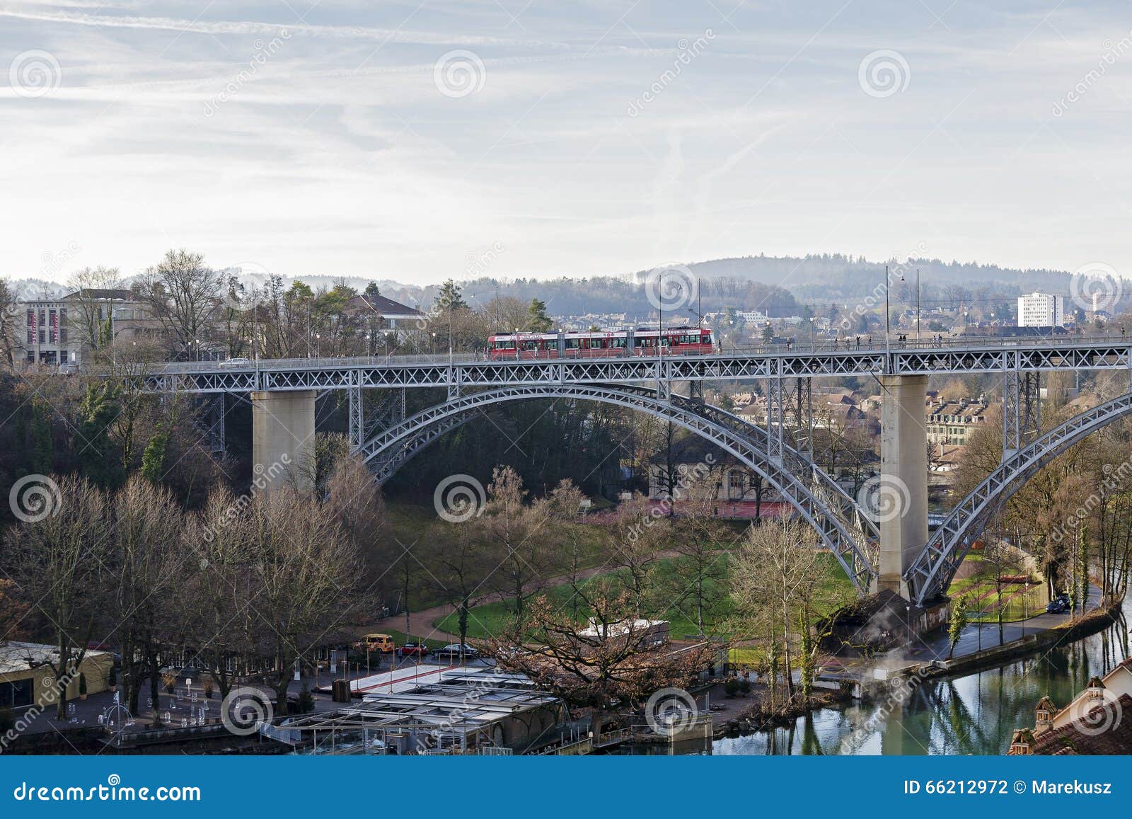 Ponte Sobre O Rio De Aare Em Berna Fotografia Editorial - Imagem de ...