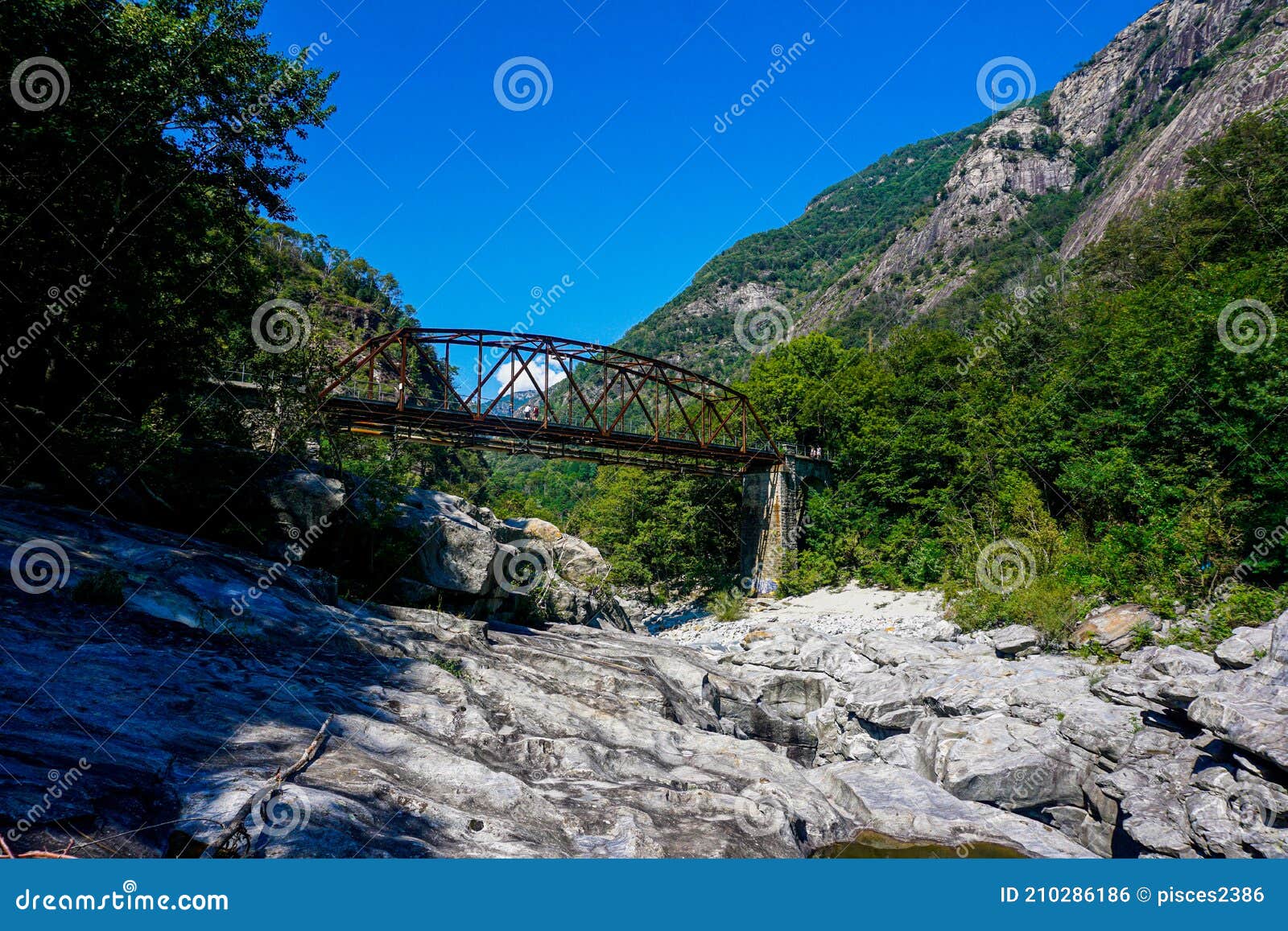 Ponte Sobre O Rio Maggia Tirada Do Leito Do Rio Foto de Stock - Imagem ...