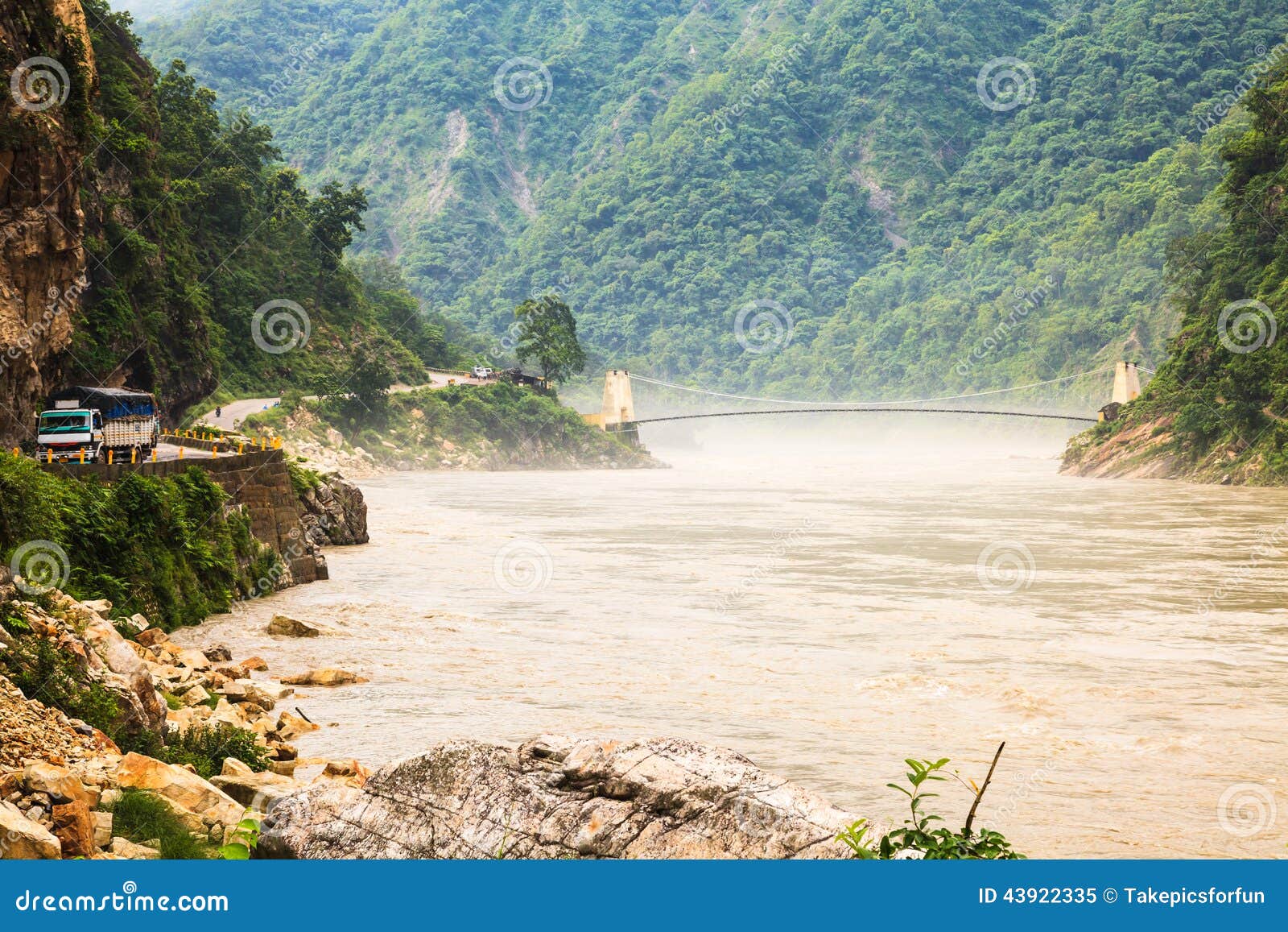 Ponte sopra il Gange immagine stock. Immagine di roccia - 43922335