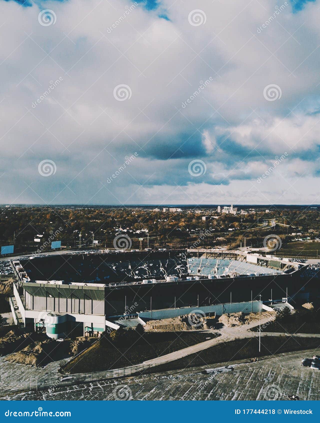 Pontiac Silverdome Demolish Stock Photo - Image of silverdome, michigan ...