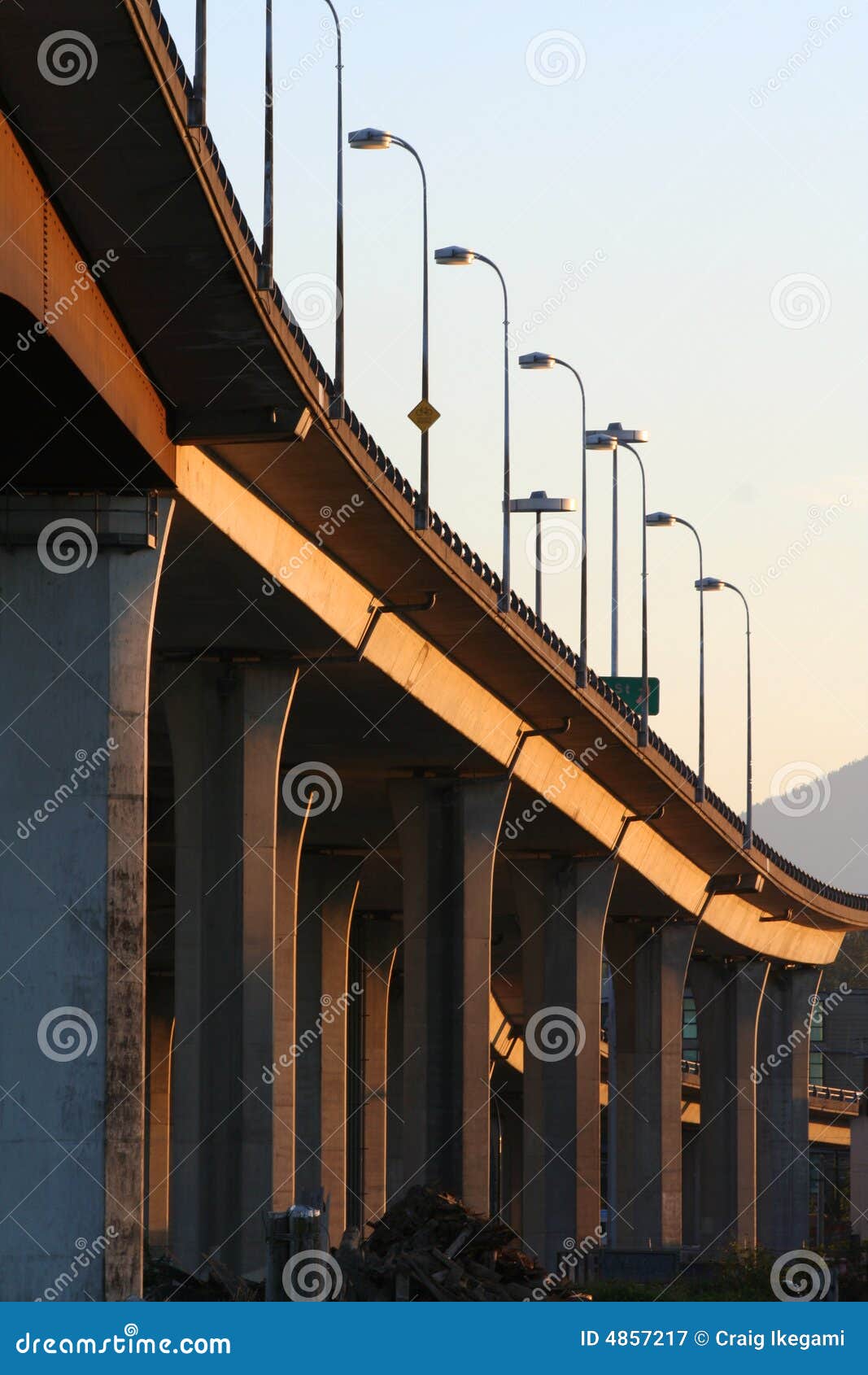 Ponticello concreto immagine stock. Immagine di sostegno - 4857217