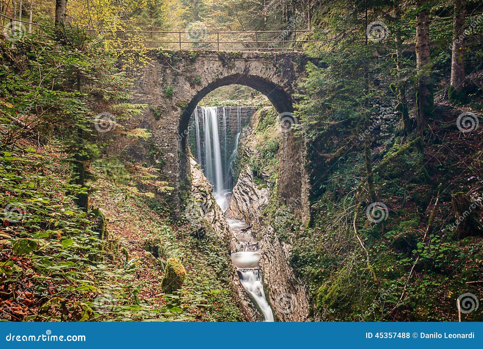 Ponticello romano fotografia stock. Immagine di autunno - 45357488