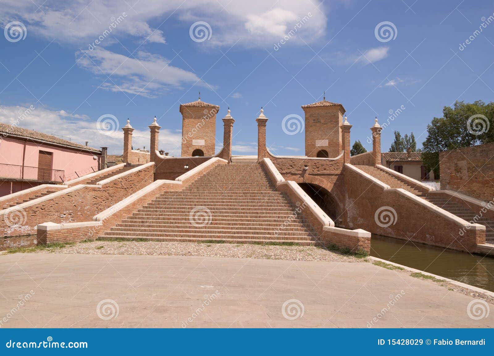 Ponticello Romano Del Mattone in Comacchio (Italia) Immagine Stock ...