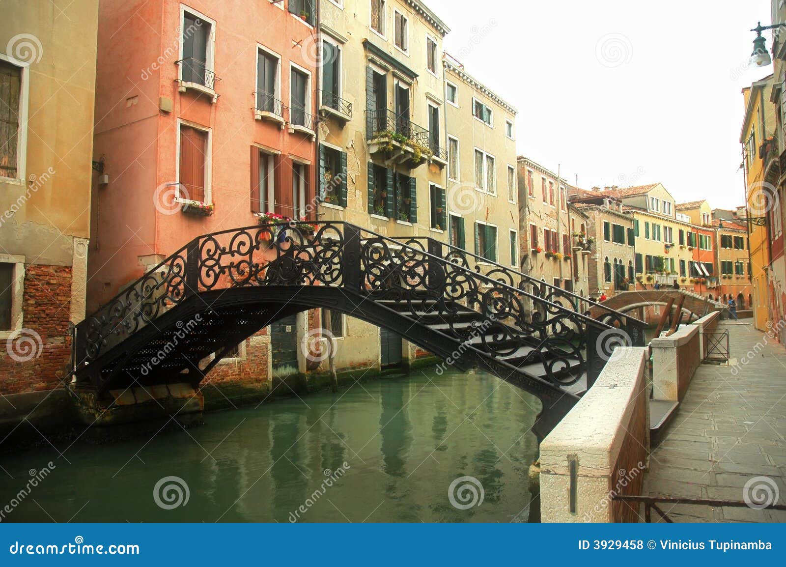 Ponticello Sopra Il Canale Di Venezia Fotografia Stock - Immagine di ...