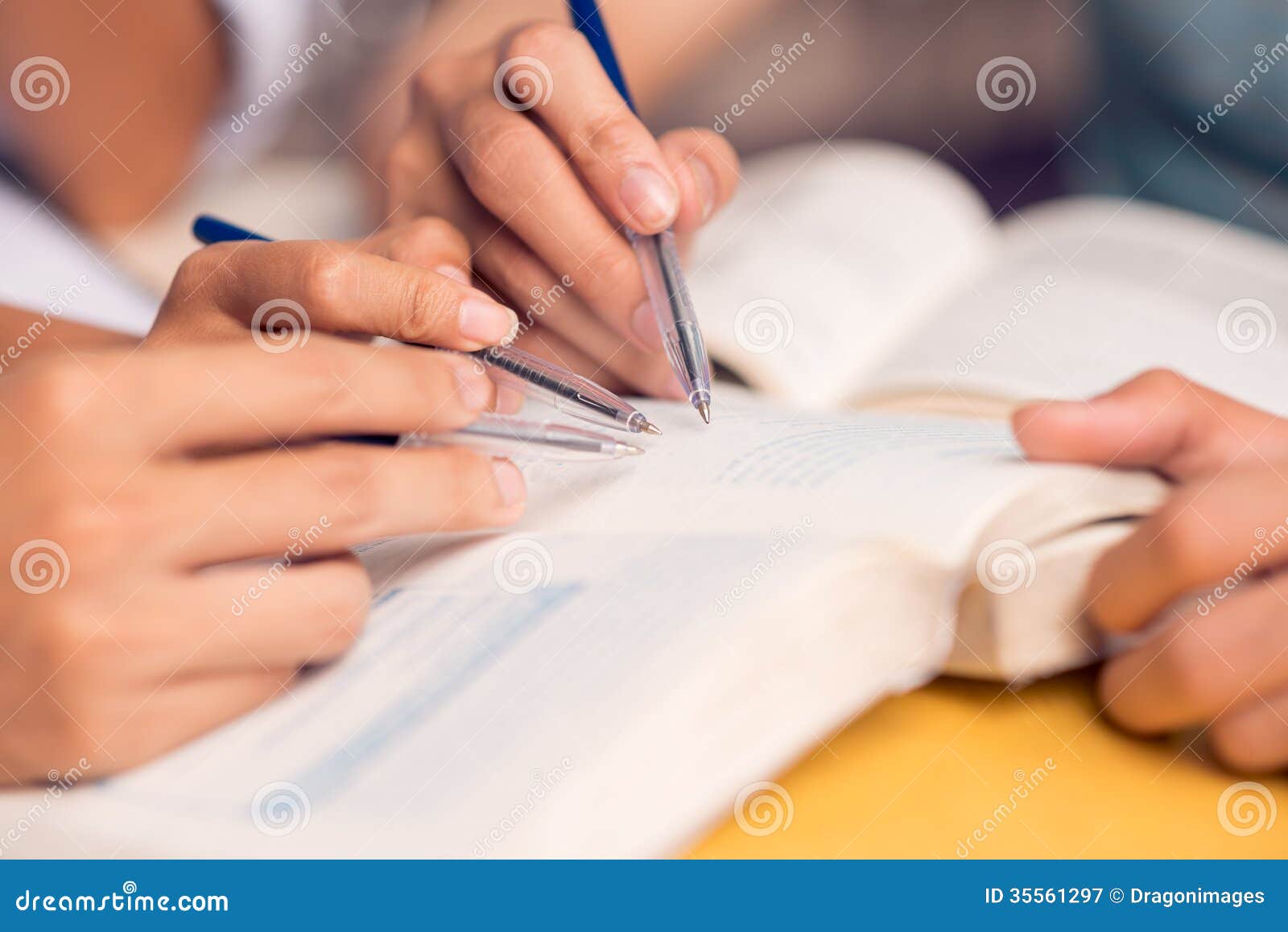 Ponto-chave imagem de stock. Imagem de humano, colhido - 35561297