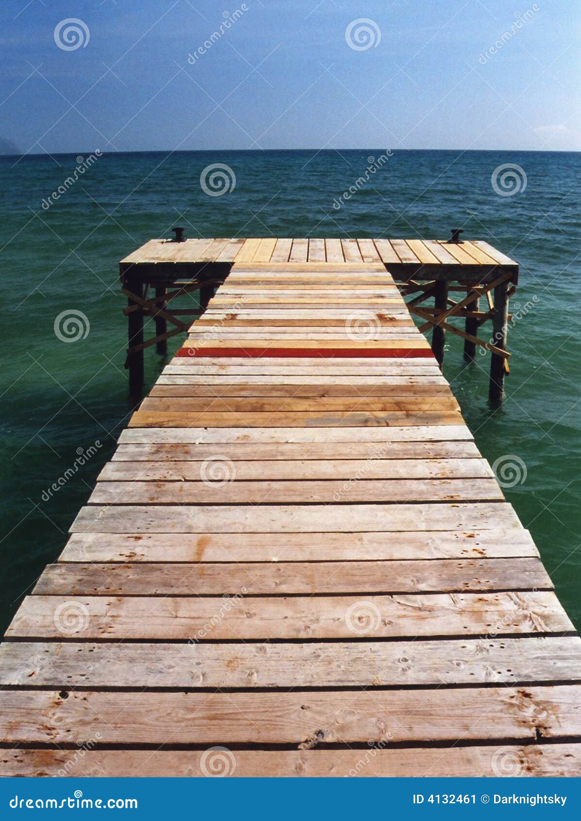 Ponton et mer image stock. Image du seul, marchepied, noir - 4132461