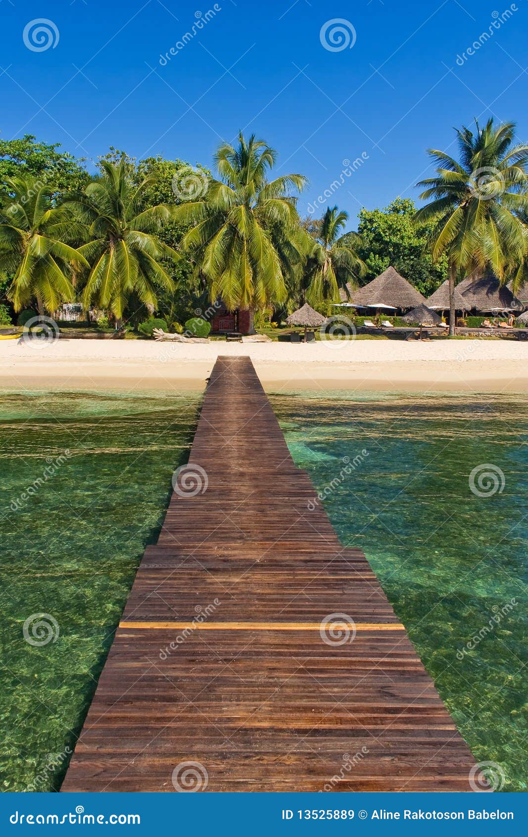 Ponton, plage et ressource image stock. Image du plage - 13525889