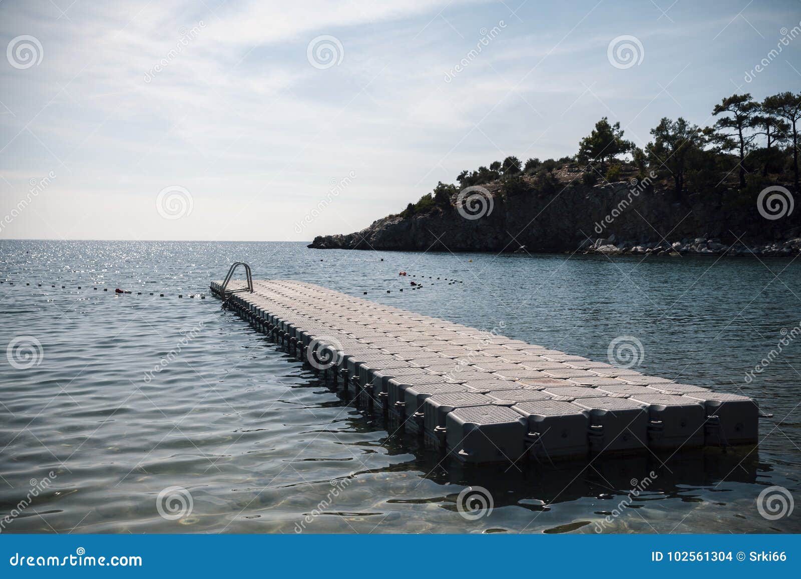 Ponton sur la plage photo stock. Image du plateforme - 102561304