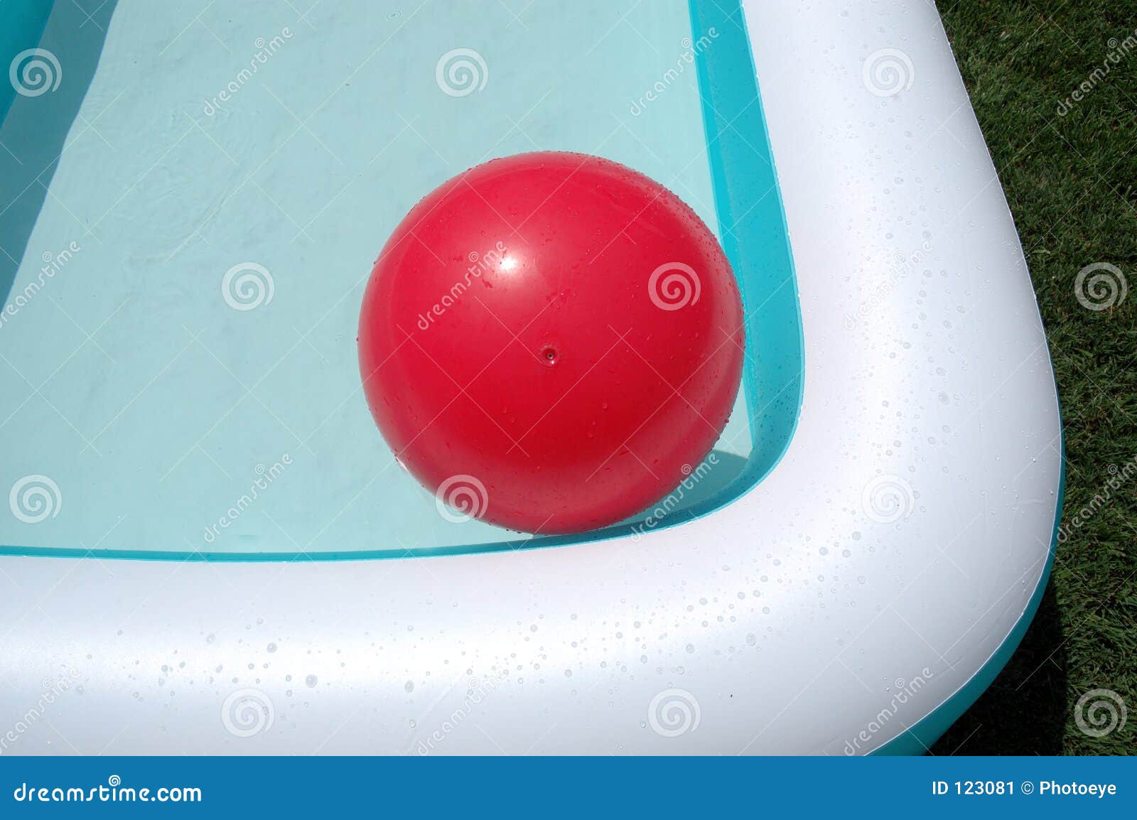 Pool en rode grote bal stock afbeelding. Image of ontruim - 123081
