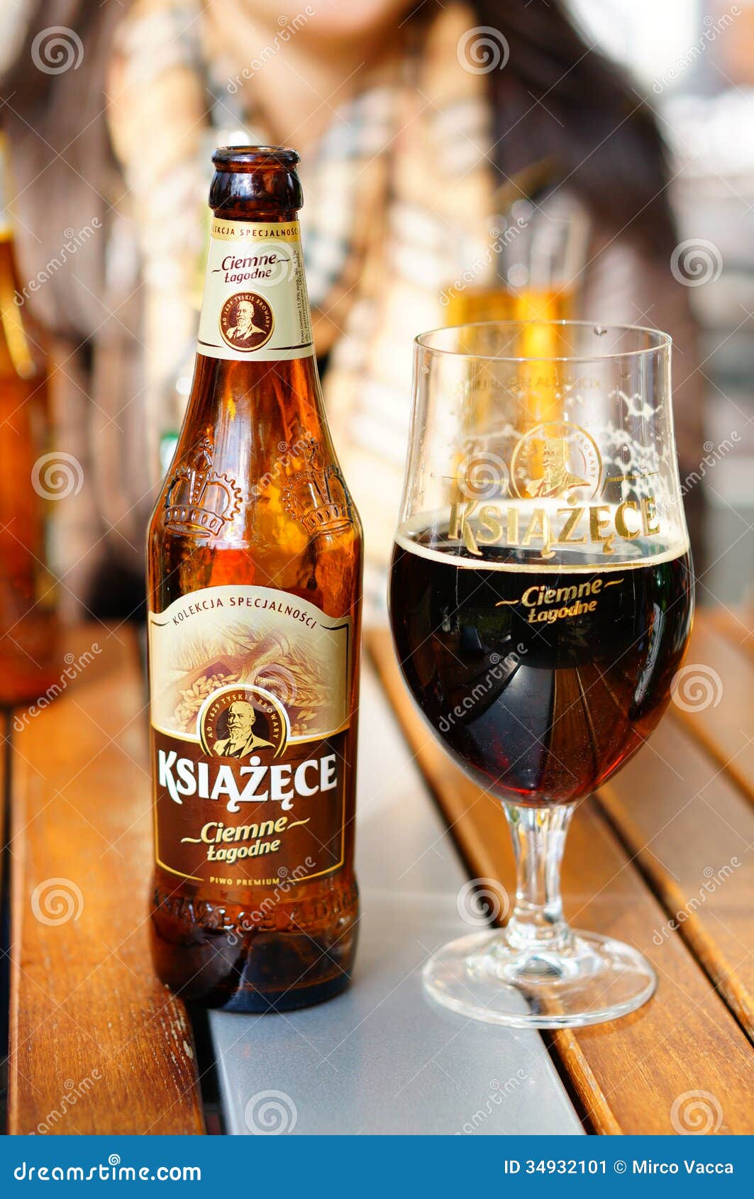 Pools bier redactionele foto. Image of glas, drank, donker - 34932101