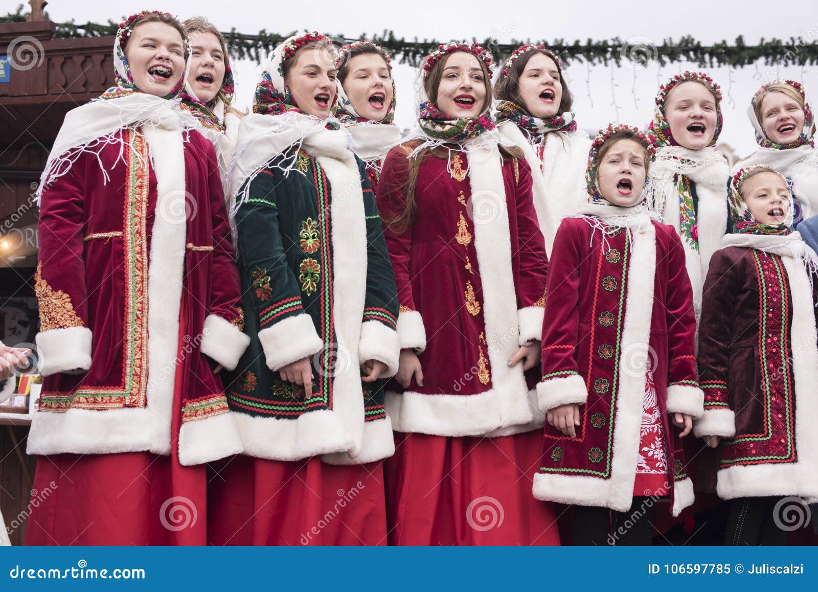 Poolse Kinderen in Traditionele Kleding Het Zingen Kerstmisliederen ...