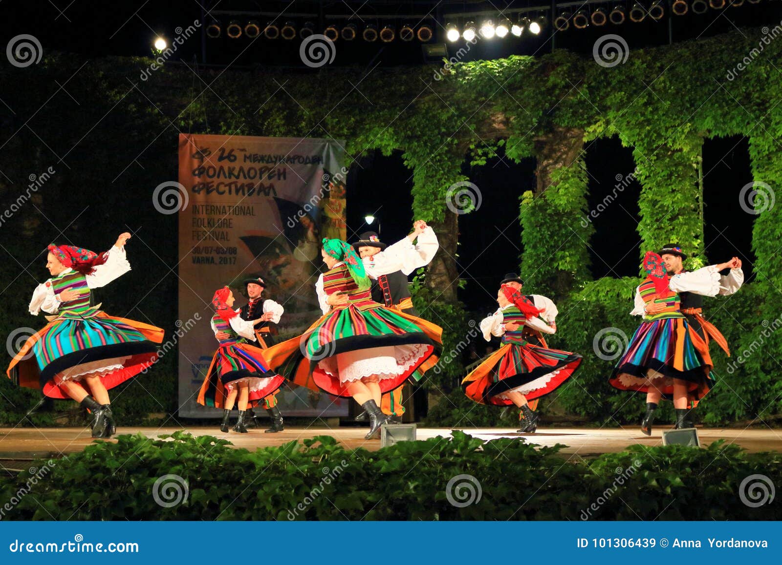 Poolse Traditionele Dans Die in Paren Dansen Redactionele Stock ...