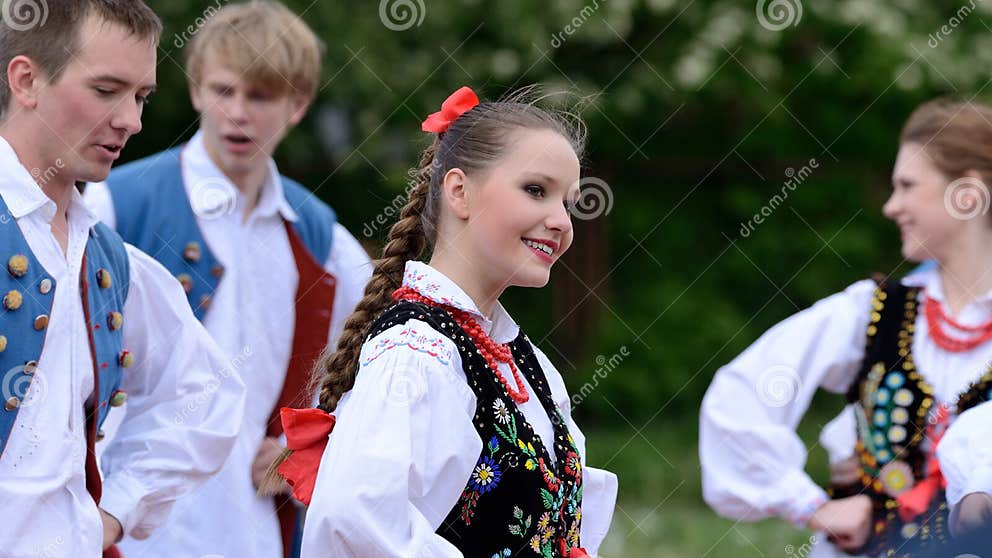 Poolse Traditionele Volksdans Redactionele Stock Afbeelding - Image of ...