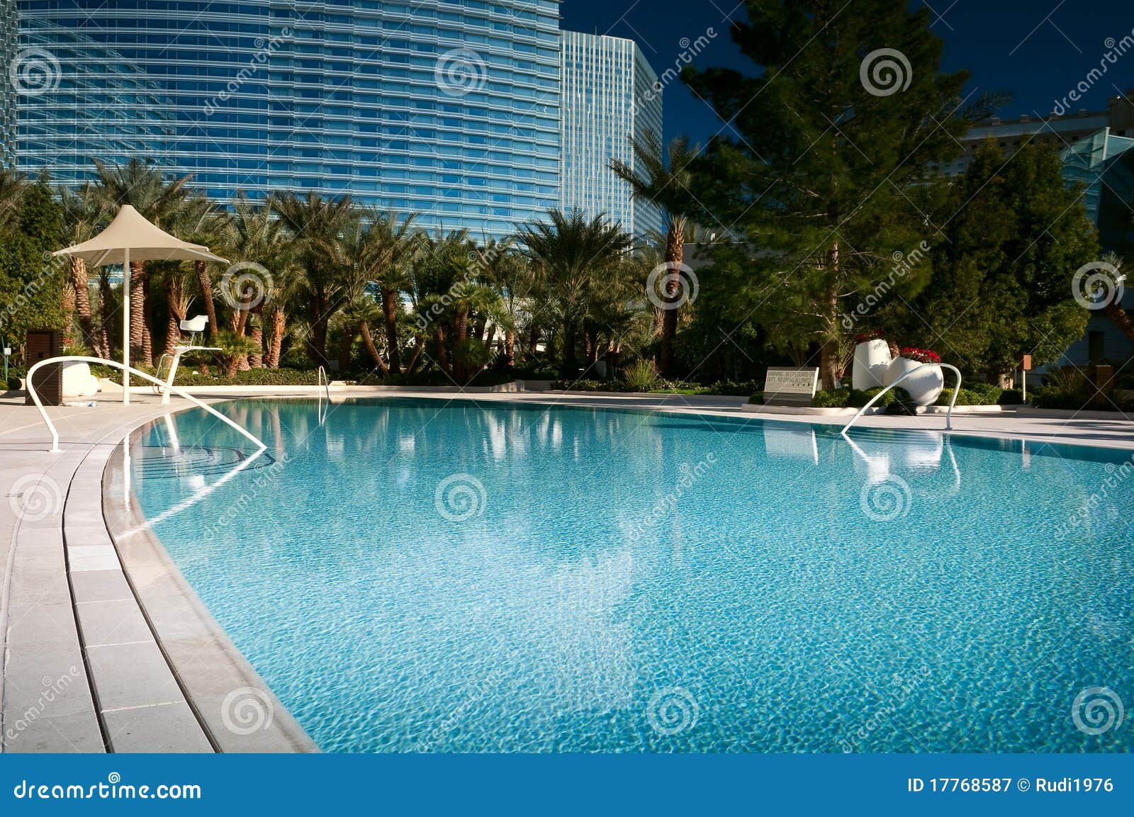 Poolside van het hotel stock afbeelding. Image of hotel - 17768587